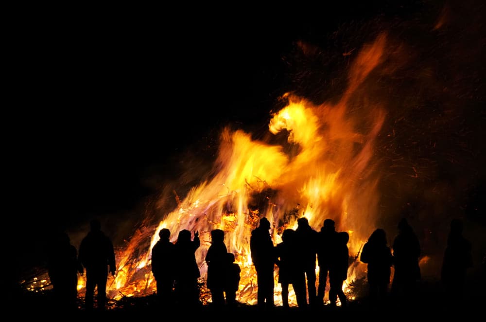 14 Best Campfire Stories (Scary / Funny / Creepy) - IcebreakerIdeas