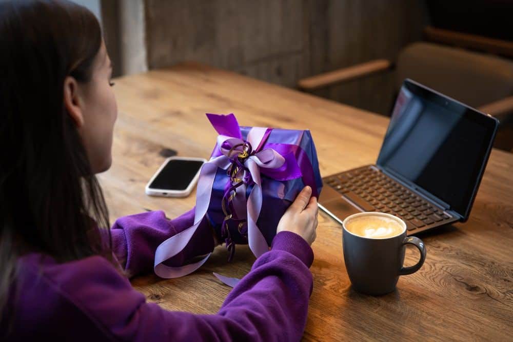 52 Best Employee Gift Ideas (For Staff & Team Members)